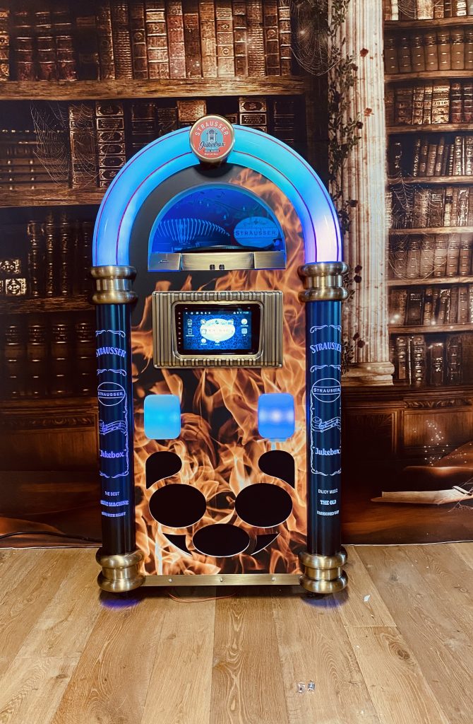 Jukebox with vinyl record player, radio, CD/DVD, MP3, wifi