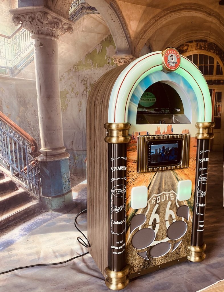 Jukebox with vinyl record player, radio, CD/DVD, MP3, wifi