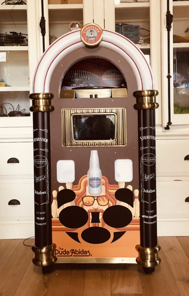 Jukebox with vinyl record player, radio, CD/DVD, MP3, wifi