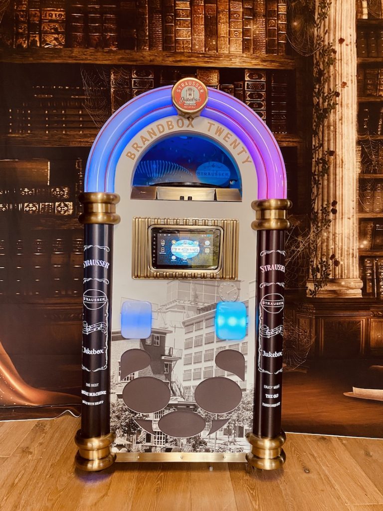 Jukebox with vinyl record player, radio, CD/DVD, MP3, wifi